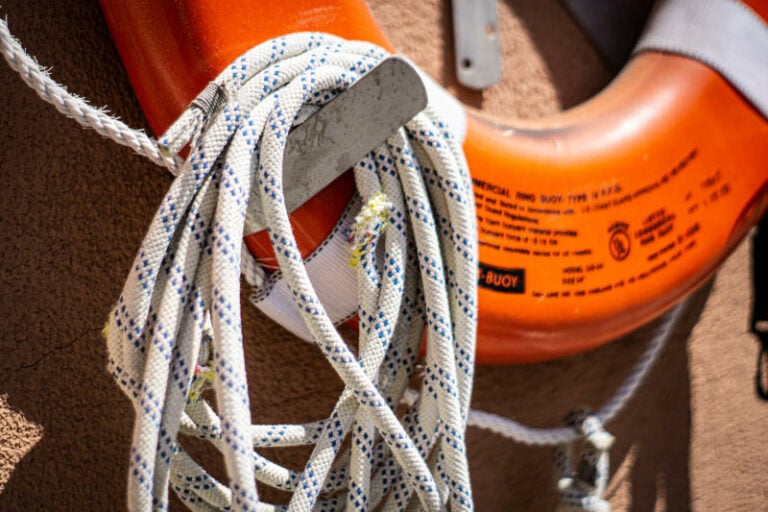 How to Recognize Signs of Drowning & Rescue a Drowning Person ...